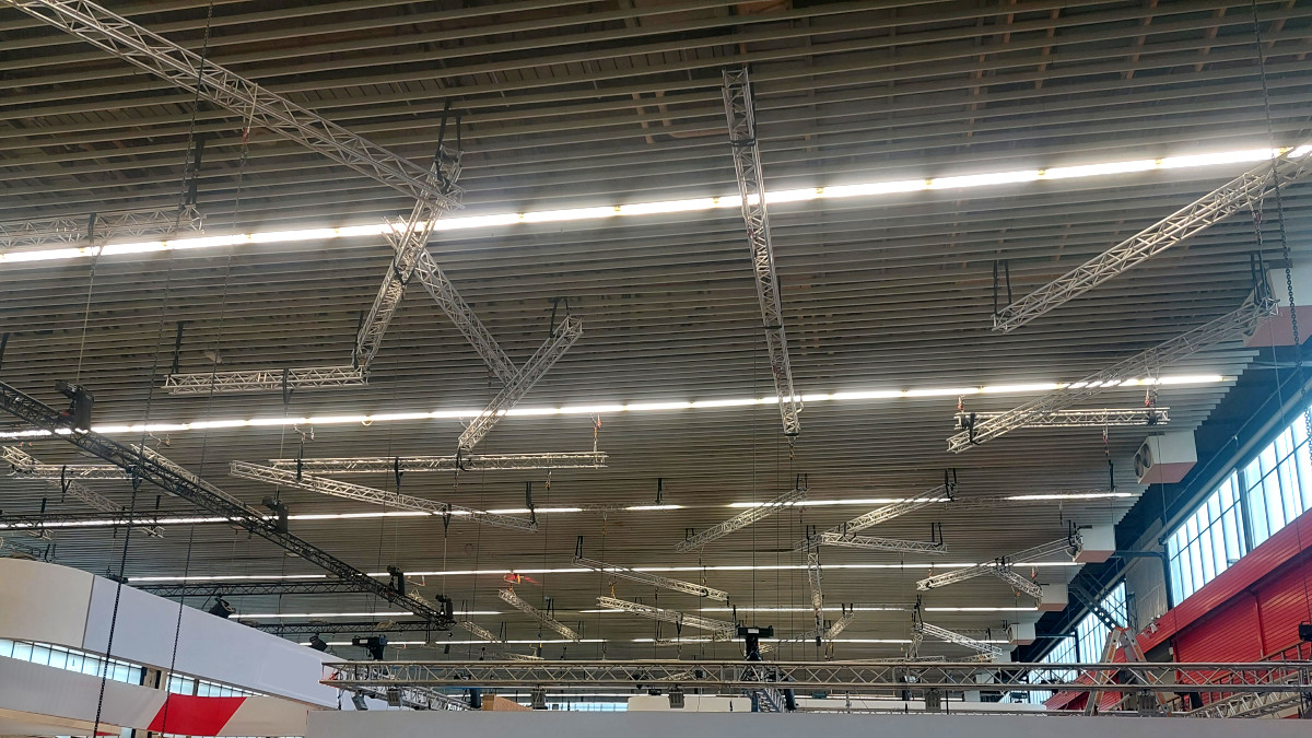 Truss ophangen met takels - Standbouwteam.nl